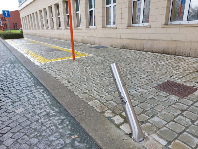 Bestuurder (23) maakt zich uit de voeten na botsing tegen paaltje aan ...