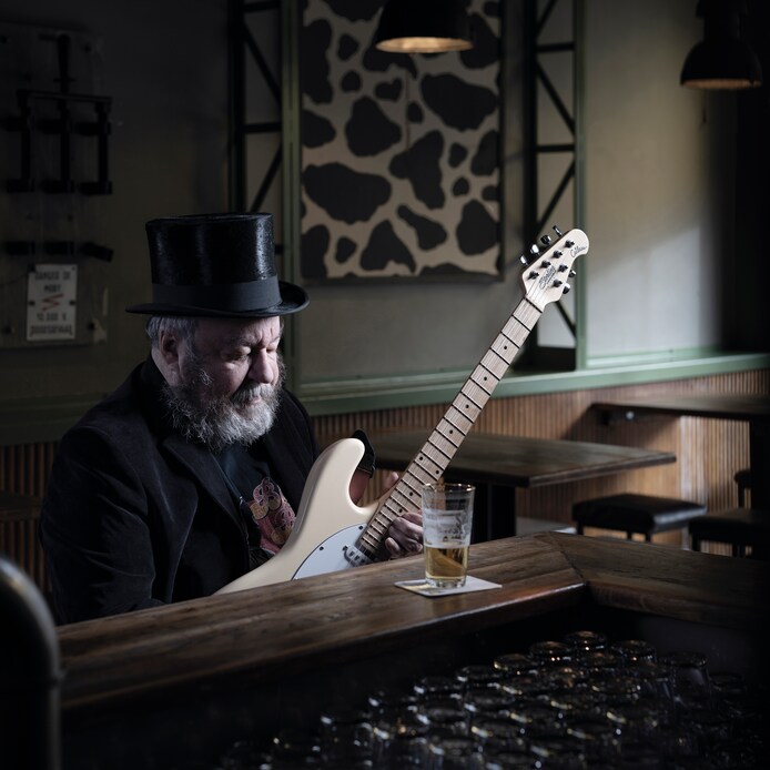 Big Bill krijgt naamplaatje aan toog in stamcafé Allee op de Oude Markt ...