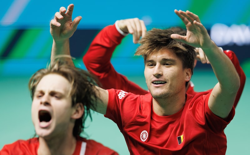 Wat een ontlading! Zizou Bergs en Raphael Collignon stunten tegen ...