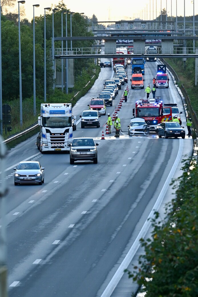 Vijf personen naar het ziekenhuis na botsing op de E17 in Destelbergen ...