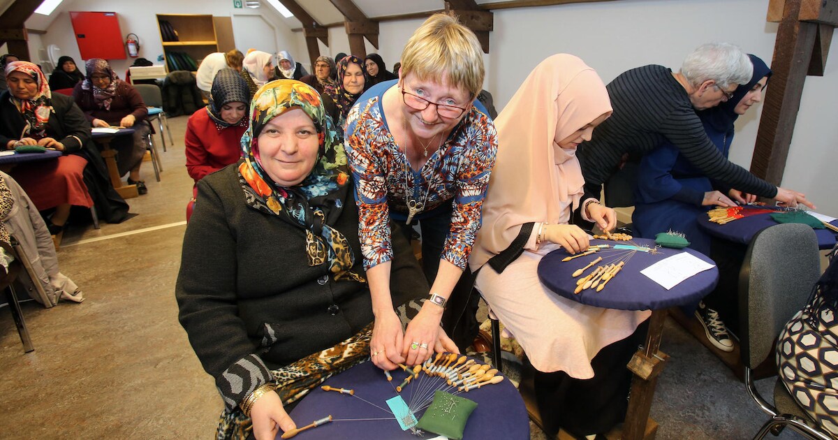 Kantcentrum leert Turkse dames klossen | Brugge | HLN.be