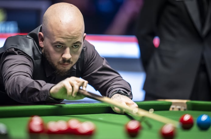 Luca Brecel werkt op ongelofelijke wijze een snooker weg: “Dit is de ...