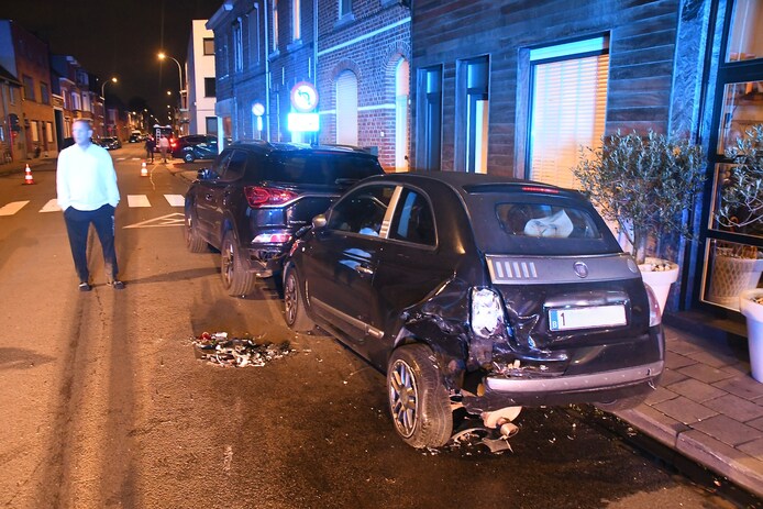 Man (36) zonder rijbewijs knalt onder invloed tegen geparkeerde auto in ...