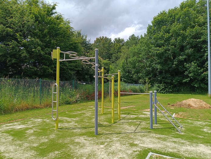 Speelsite Ter Linde uitgebreid met pull-up toestel | Menen | hln.be