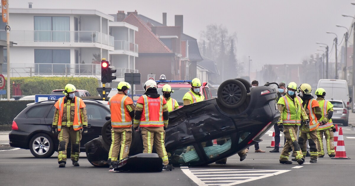 Weer prijs aan berucht kruispunt op R8: wagen gegrepen die door rood licht rijdt | Kortrijk | hln.be