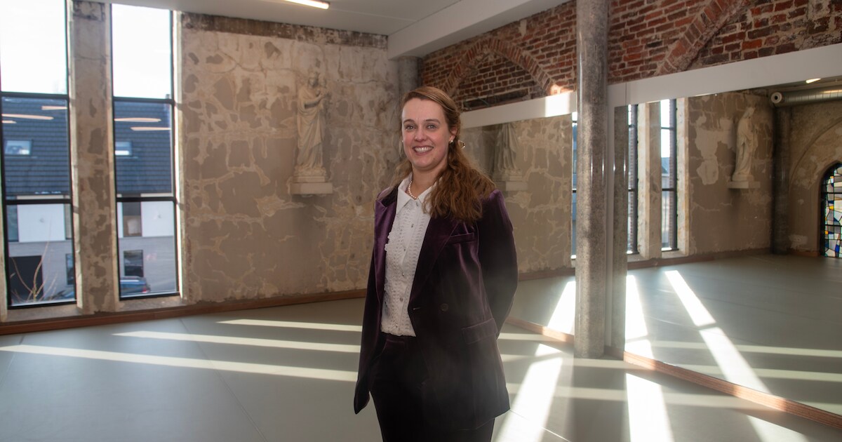Nieuwe dansschool tussen glasramen en heiligenbeelden van oude kapel ...