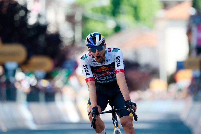 Een gemiste kans voor Wout van Aert: Nico Denz wint overgangsetappe na tactisch steekspel | Giro ...