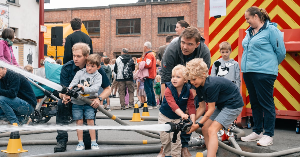 Honderden bezoekers nemen een kijkje achter de schermen tijdens ...