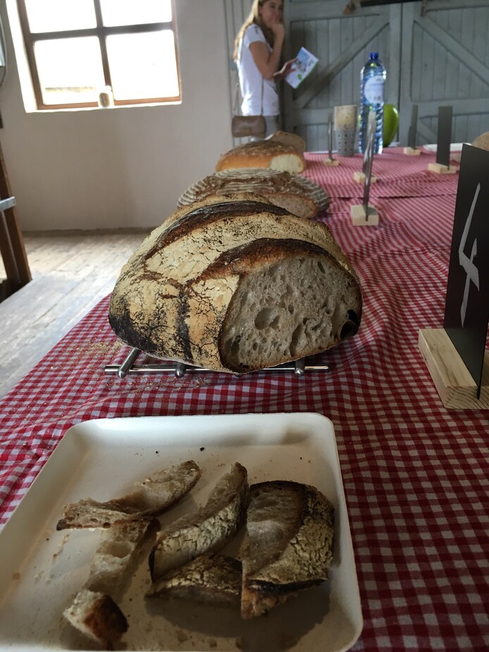 Vicky Goossens en Luc Cromphout bakken lekkerste Bruegelbrood ...