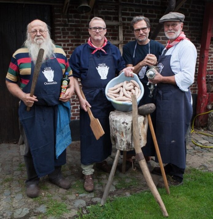 Orde van de Smoutpot stelt eigen jenever voor op kerstmarkt rond oude ...