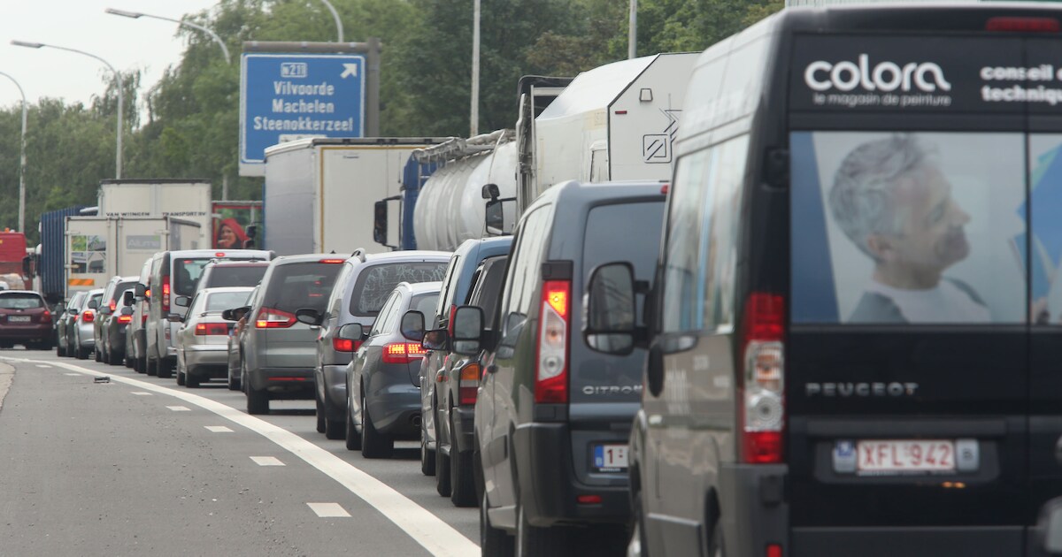 Halfuur file op E19 richting Brussel na ongeval ter hoogte van Parking ...