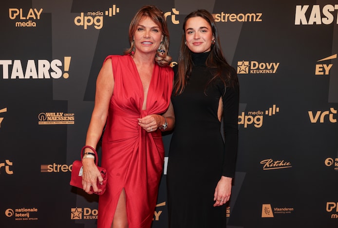 IN BEELD. Veel decolleté voor Zita Wauters en Siska Schoeters poseert ...