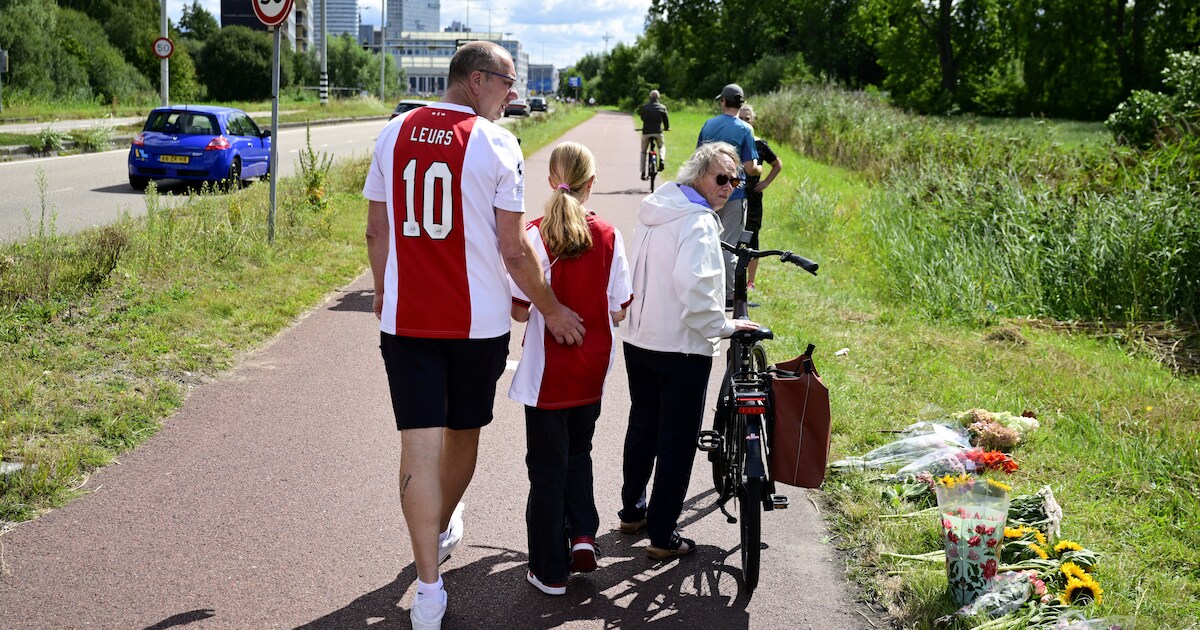 Indrukwekkend eerbetoon: zeker 50.000 voetbalfans klappen massaal voor ...