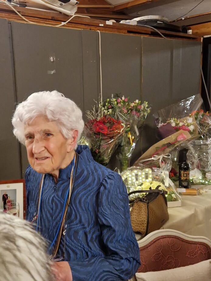 Amanda uit Wintam wordt 100 en dat ging niet onopgemerkt voorbij: “Ze turnt nog elke dag ...