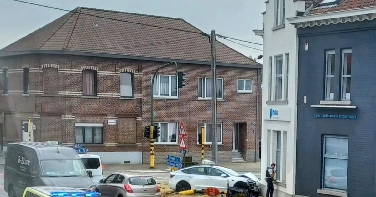 Verkeerslicht in Vlezenbeek opnieuw omver gereden op twee maanden tijd ...