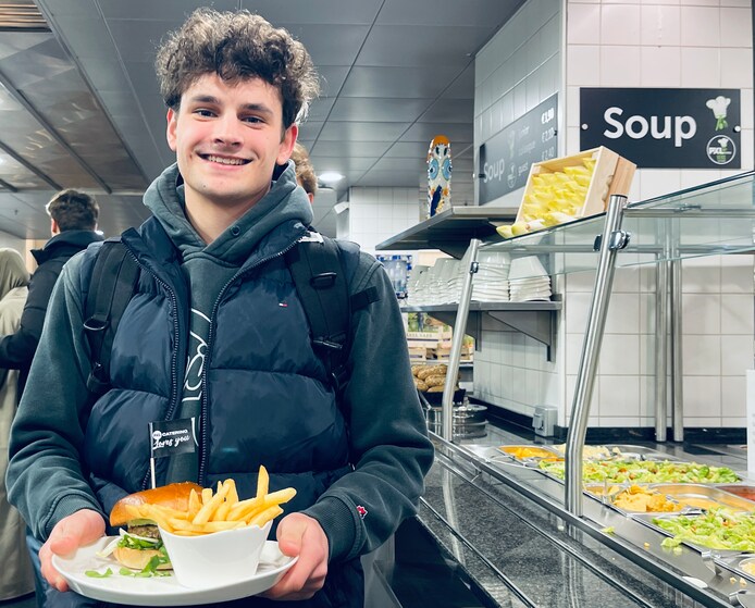 Studenten PXL schuiven aan voor première van hybride L-I-M burger ...