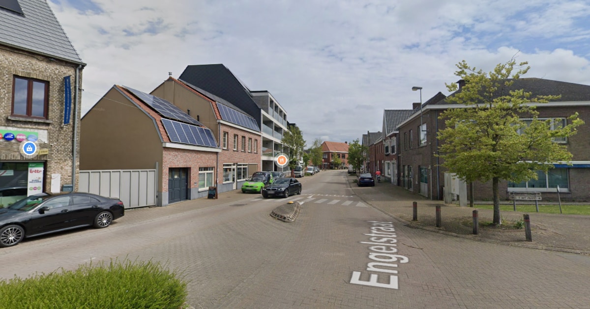 Jonge bestuurder (19) rijdt onder invloed in terras van horecazaak en tegen geparkeerde wagen ...