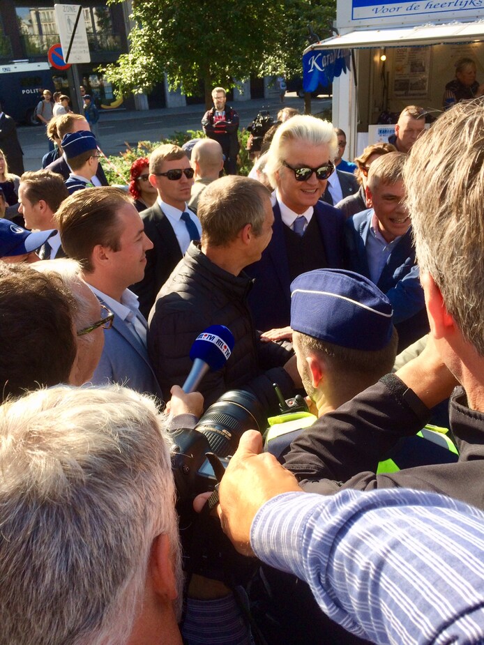 Vogeltjesmarkt met hekken afgezet en waterkanon om de hoek voor bezoek ...