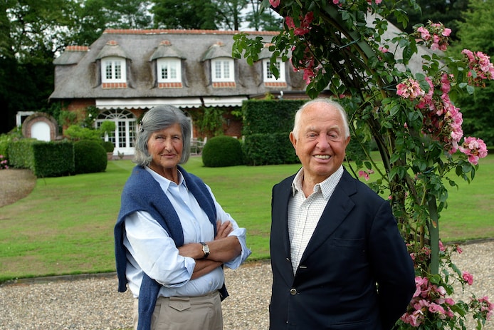 Steenrijk dankzij zand en nu onder vuur voor illegale eendenjacht: wie ...