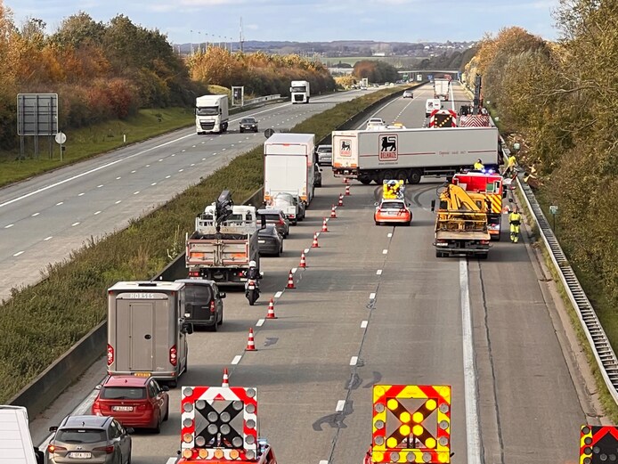 Verkeer moeizaam over één rijstrook; kilometers file richting Brussel | Tienen | hln.be