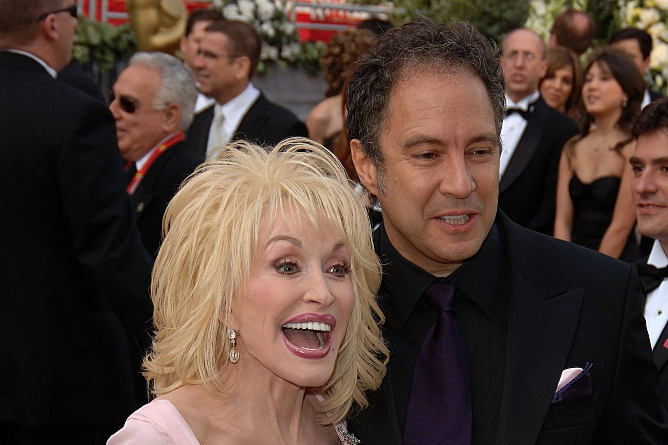 “Oud worden, daar heb ik geen tijd voor”: Dolly Parton viert haar 80ste ...