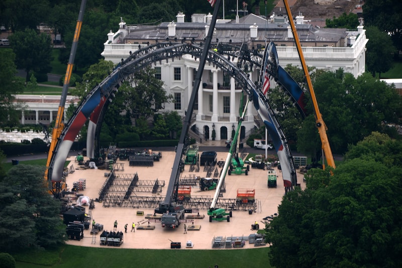 Bouw vechtarena voor Trumps verjaardag gestart: gigantische metalen ...