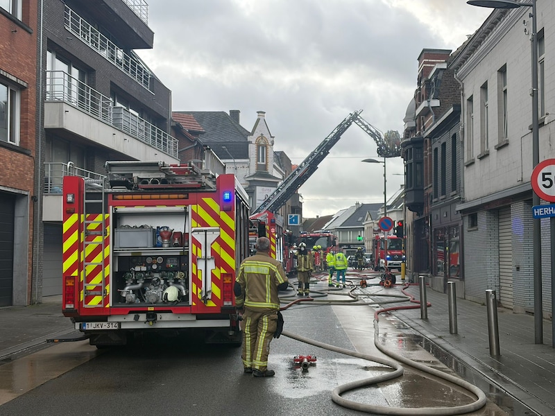 Woning boven optiekzaak onbewoonbaar na brand in zolderkamer in Avelgem ...