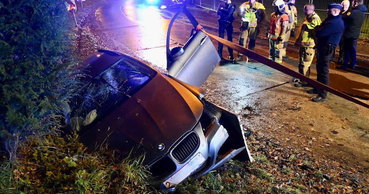 Man onder invloed raakt van de weg af en botst tegen rioolbuis ...