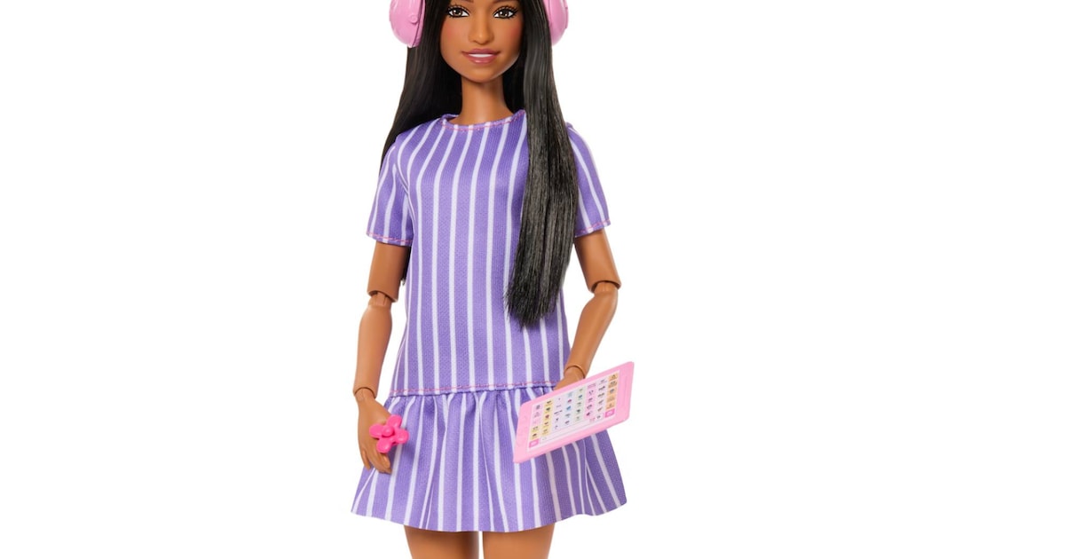 Met roze hoofdtelefoon en tablet: Mattel lanceert barbiepop met autisme ...