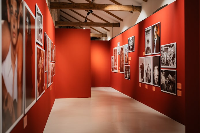 ‘Schoonheid als verzet’: Sint-Pietersabdij stelt werk van Michiel ...