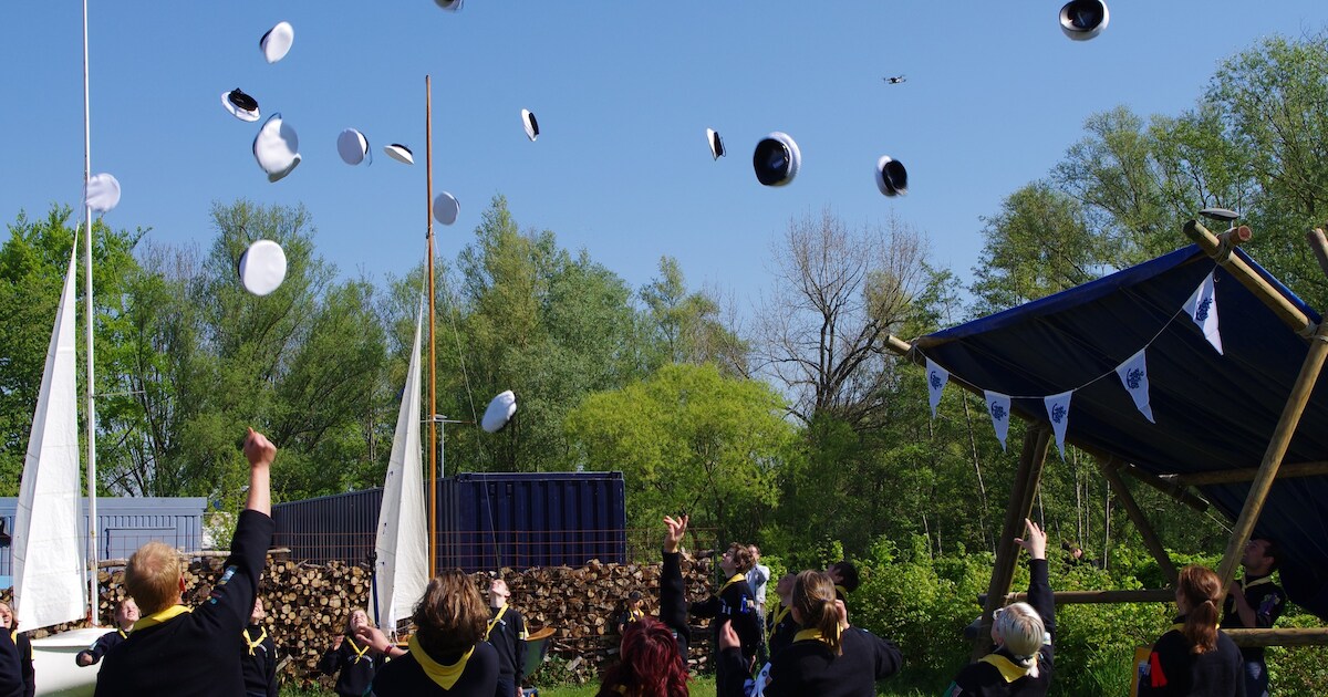 Zeescouts Rupera serveren ham aan ‘t spit op de Hammekesfeesten ...