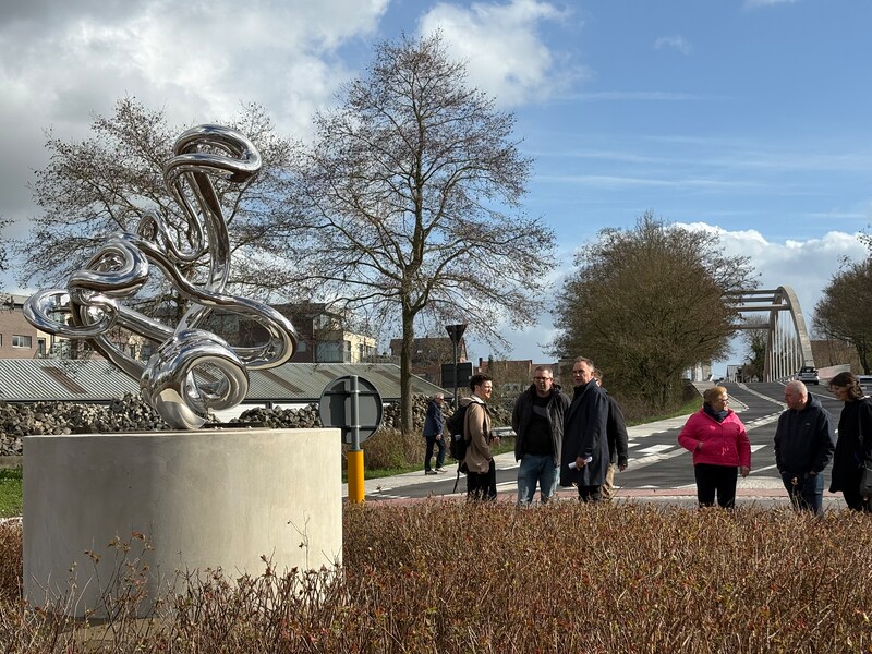 Rond punt aan Kuurnebrug krijgt kunstwerk REDNEYER van Nick Ervinck ...