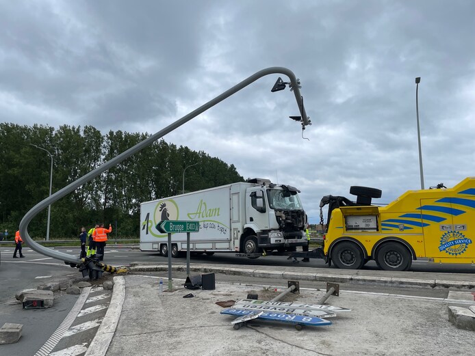 Kippenkraam knalt tegen verkeerslicht aan op- en afrittencomplex E403 in Ardooie | Ardooie | hln.be