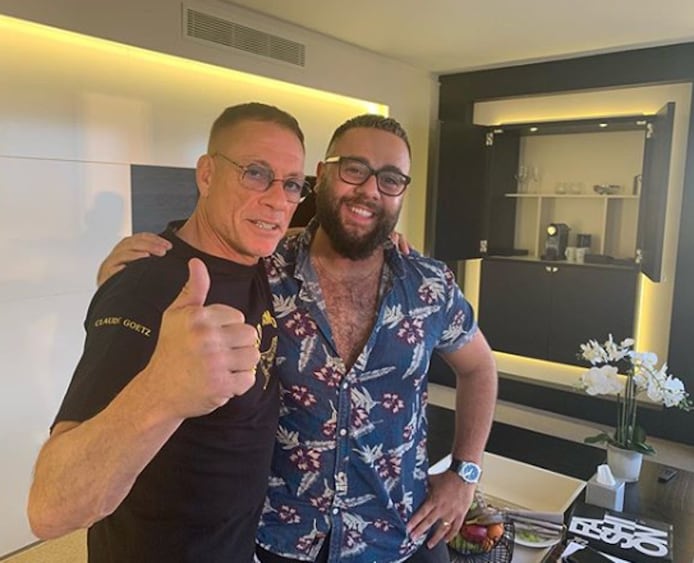 ‘Kapper van Rode Duivels’ ziet “Franstalige” gevel beklad met door ...