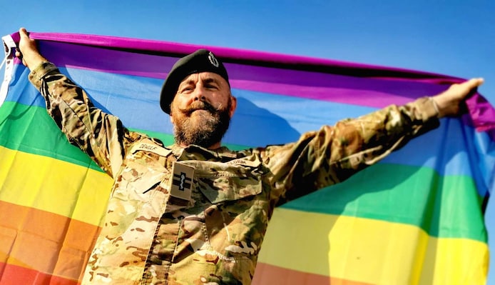 Militairen binnen LGBTQ-gemeenschap lopen mee met Antwerp Pride ...