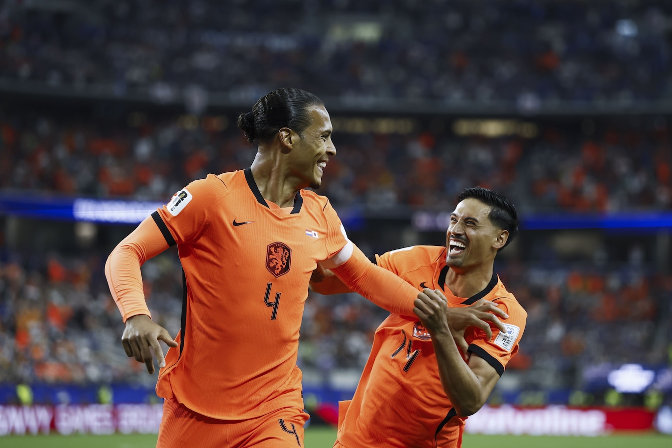 LIVE. Oranje op voorsprong! Van Dijk kopt knap raak | Foto | hln.be