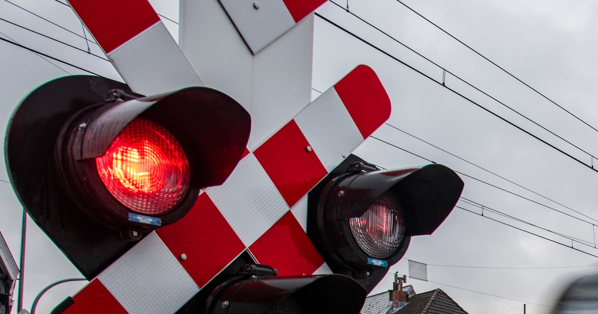 Roekeloze bromfietser (21) glipt langs opengaande slagbomen en krijgt ...