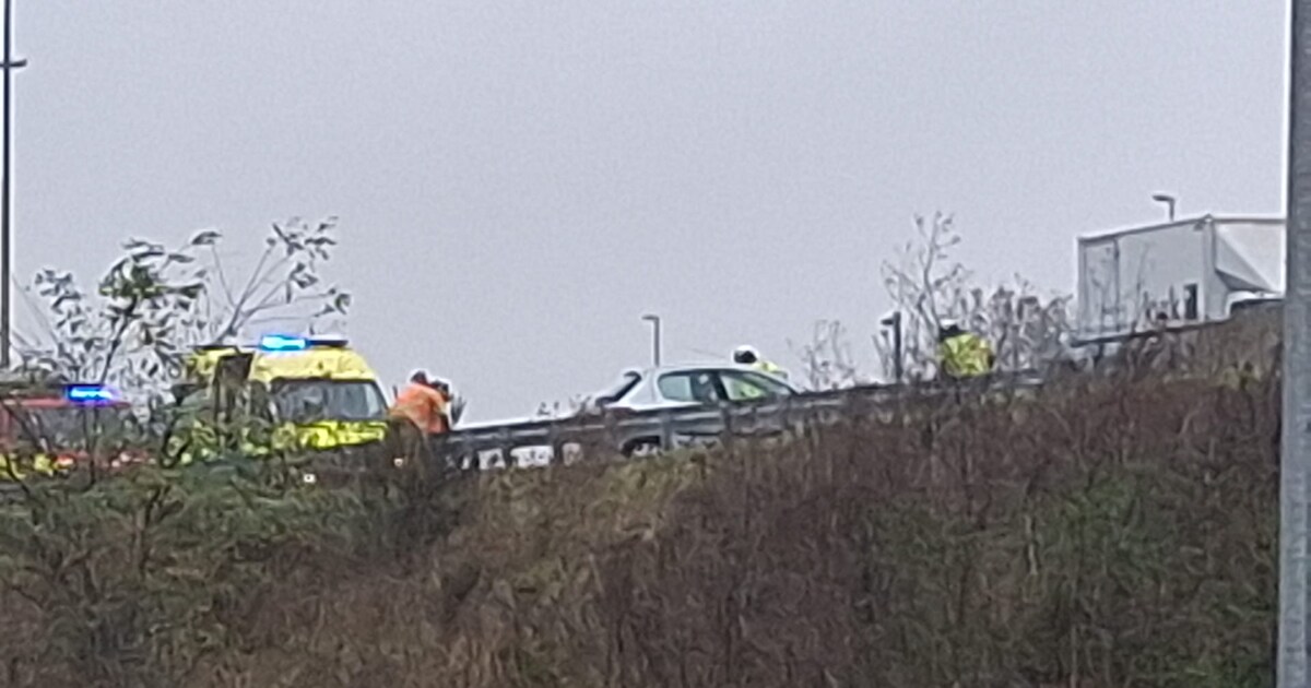 Wagen slipt op oprit E40 in Aalter richting Gent: bestuurder ...