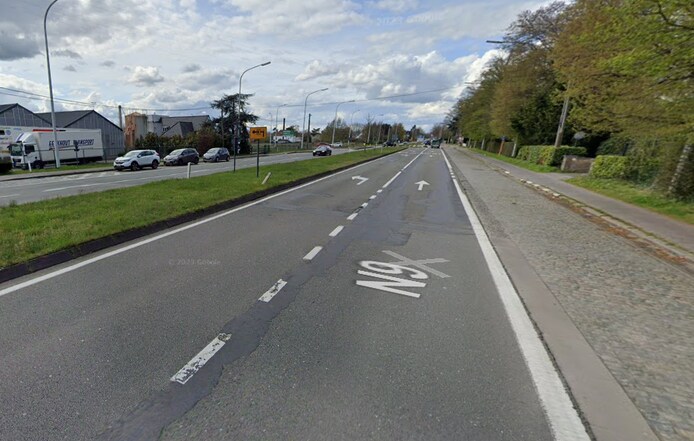 Agentschap Wegen en Verkeer legt nieuw fietspad in asfalt aan langs ...