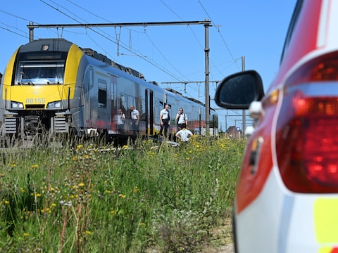Hele wereld leeft mee: ongeval met schoolbusje en trein wordt ook ...