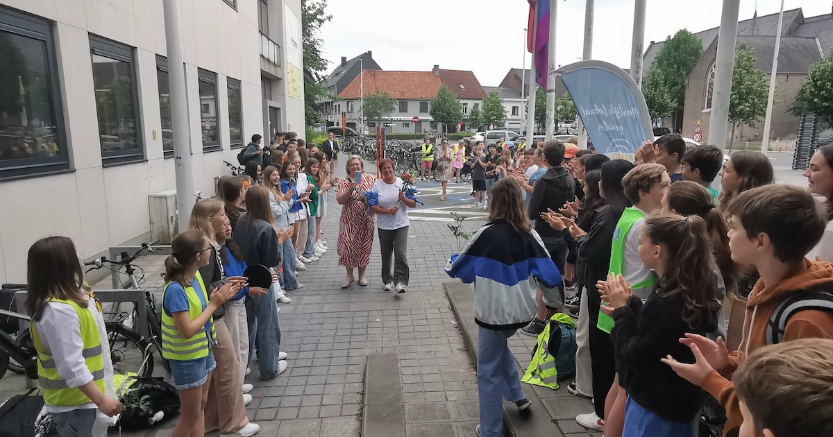 KIJK. Leerlingen ontvangen juf Linda op laatste werkdag met erehaag ...