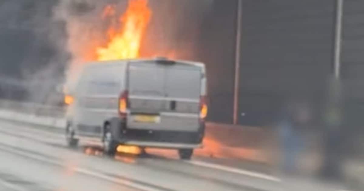 Ruim halfuur file op E313 richting Luik door brandend voertuig in ...