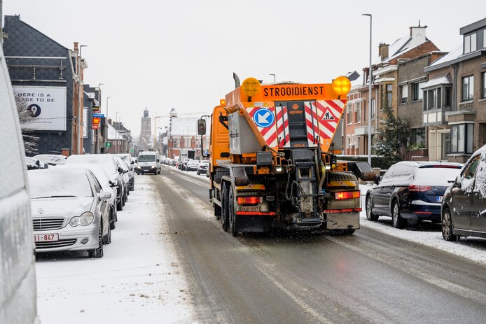 Winterse buien en ijsplekken: Wegen en Verkeer waarschuwt voor gladde ...