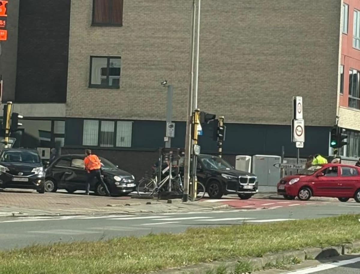 Botsing op druk kruispunt in Gent: “Geen gewonden, maar veel blikschade” | Gent | HLN.be