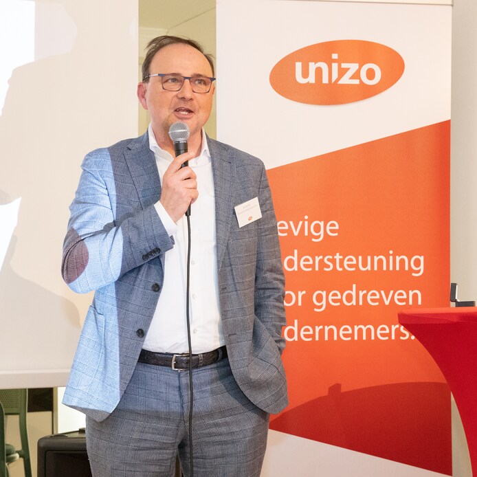 Yves Nevens geeft na 20 jaar voorzitterschap van Unizo Denderleeuw door aan Michèle Van der ...