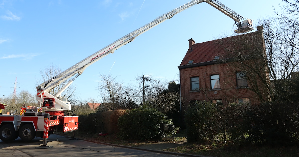 Huis getroffen door schouwbrand: schade aan zolderverdieping | Beveren ...