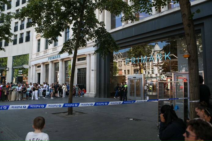 Primark op de Meir in Antwerpen ontruimd na brand in technisch lokaal ...