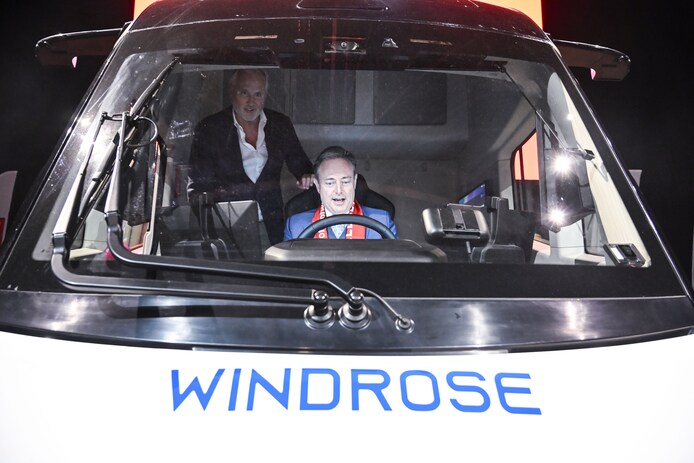 Wat doet Bart De Wever aan het stuur van Chinese e-truck in bomvol ...