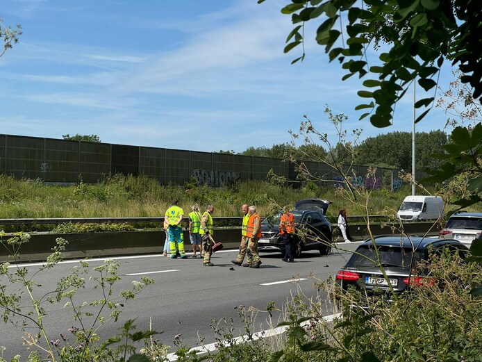 Drie kwartier file op E40 richting de kust vanaf Aalst door ongeval met ...
