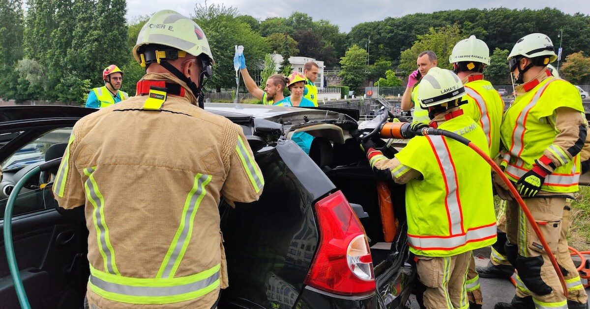 Drie gewonden bij zwaar ongeval: brandweer moet man bevrijden | Brussel | hln.be